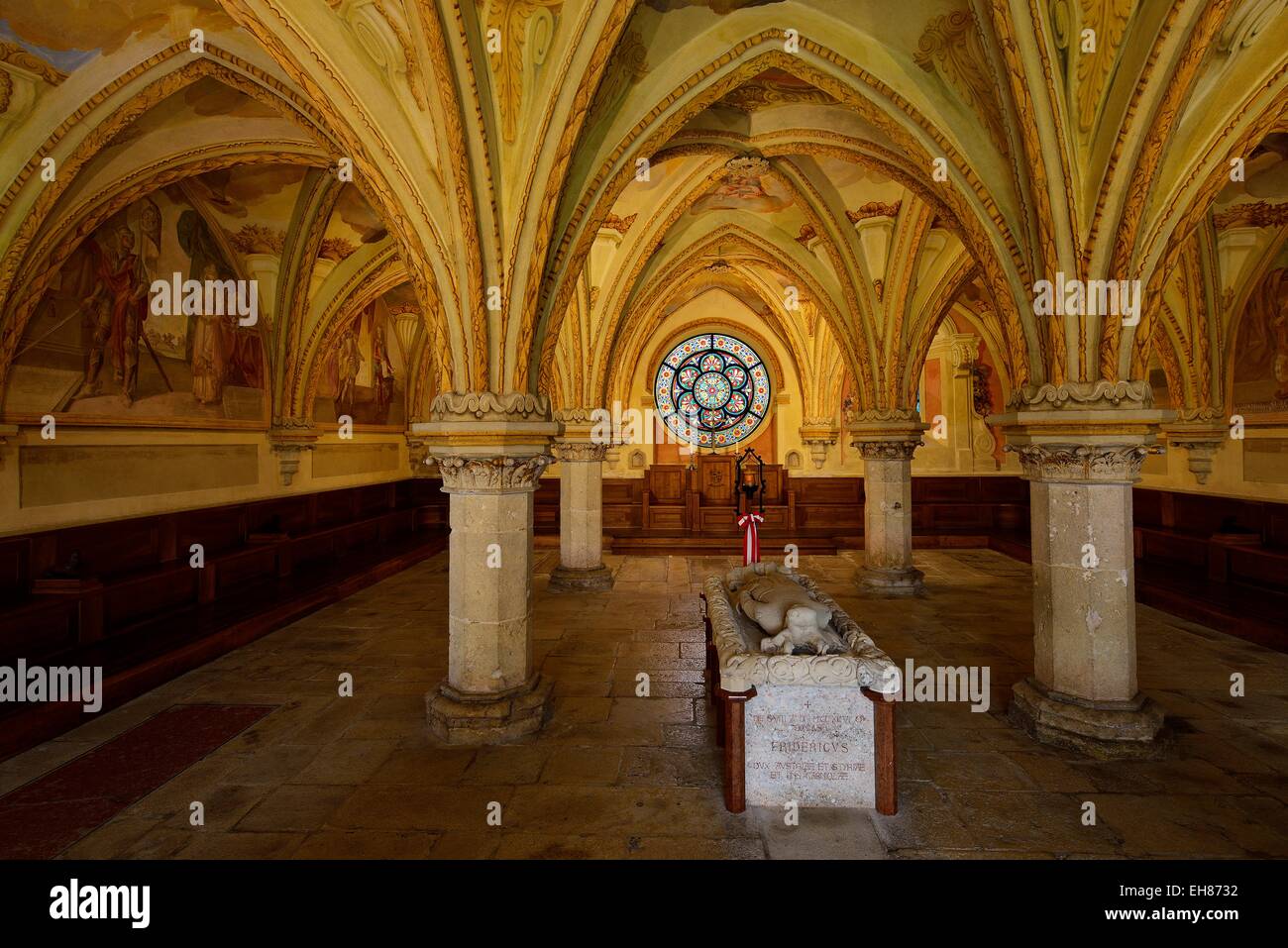 Kapitelsaal mit dem hohen Grab des Herzogs Friedrich II. Die kriegführenden, Stift Heiligenkreuz ...