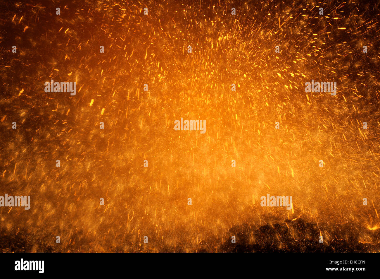 Feuer funken -Fotos und -Bildmaterial in hoher Auflösung – Alamy