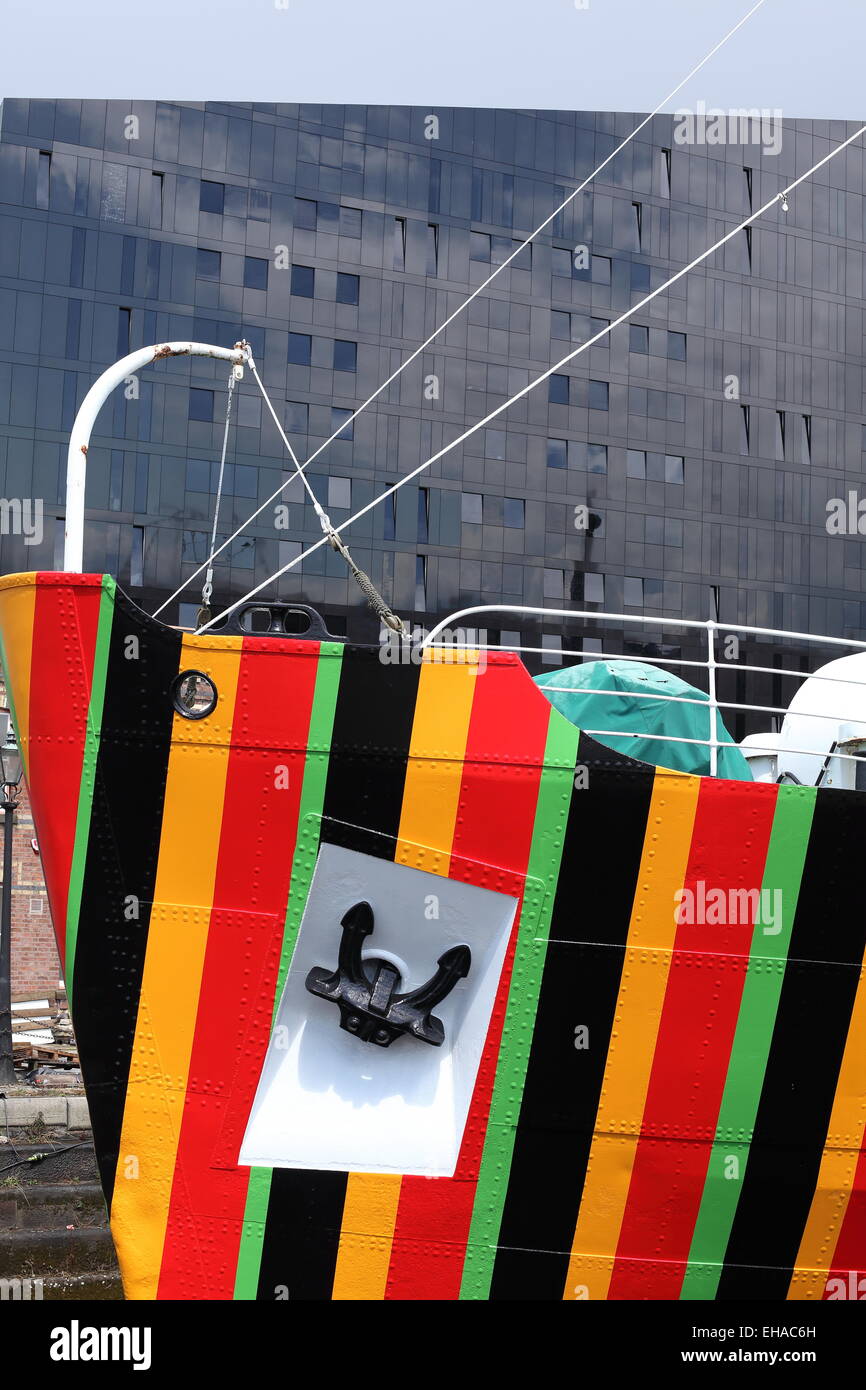 Der Bug des Schiffes Edmund Gardner als lackierte Blenden Schiff Stil ...