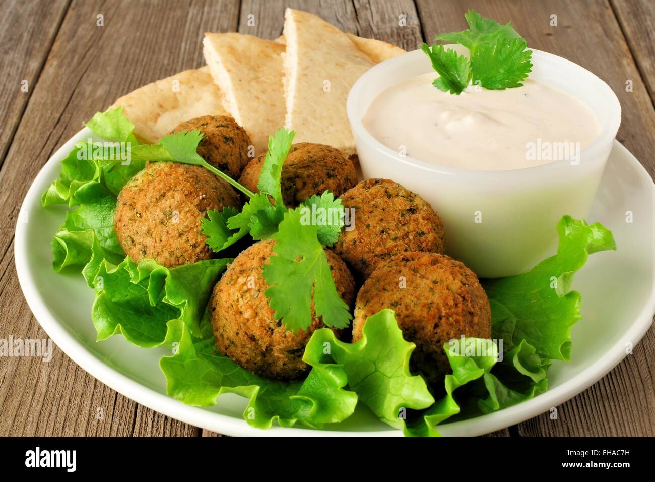 Teller mit falafel -Fotos und -Bildmaterial in hoher Auflösung – Alamy
