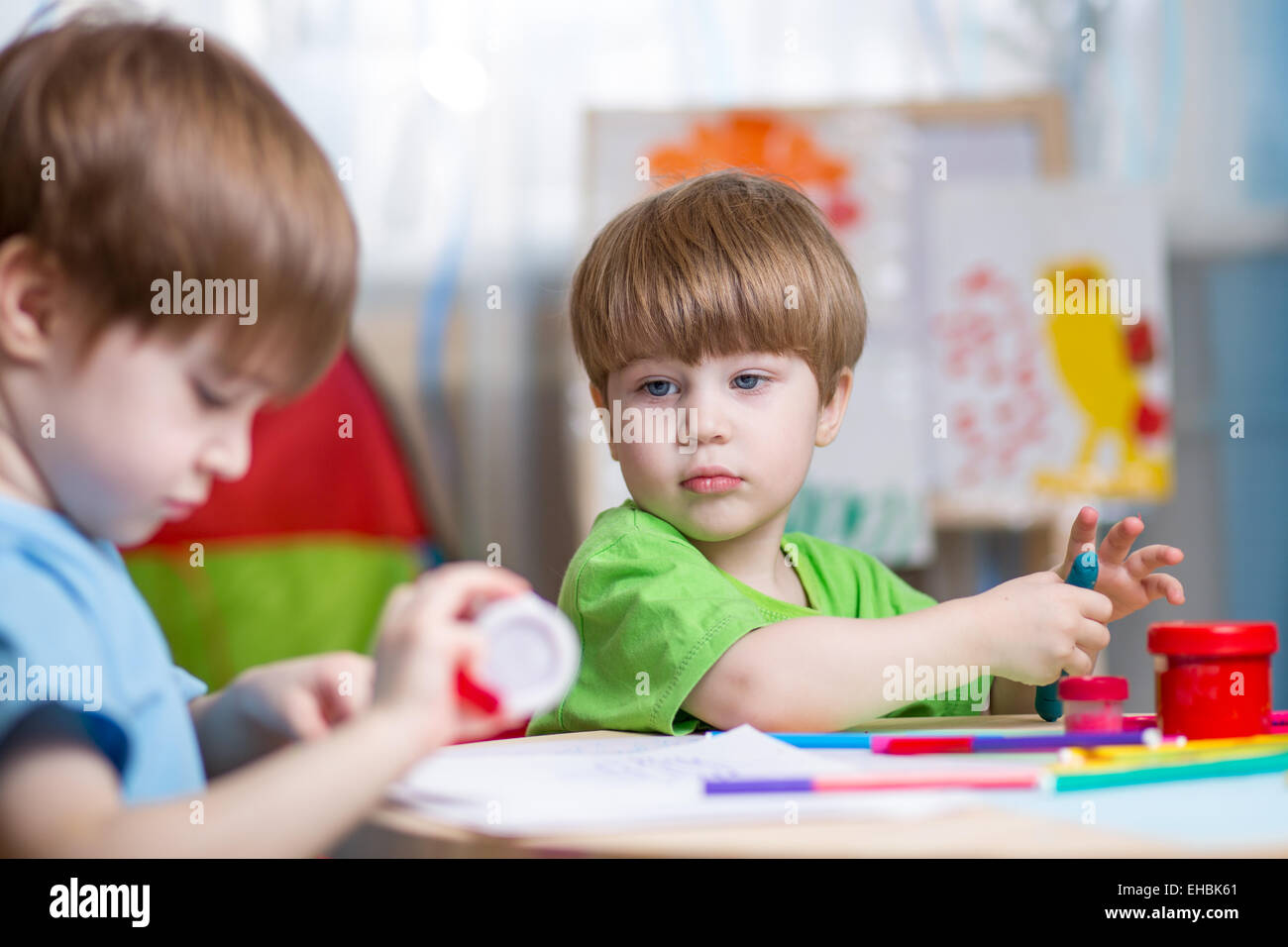 Kinder beim spielen zeichnung -Fotos und -Bildmaterial in hoher ...