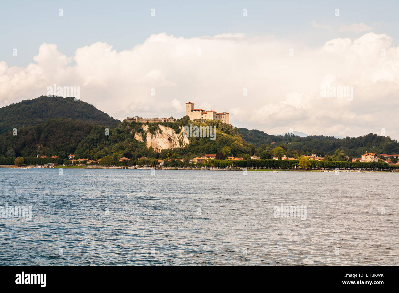 Die Burg von Angera, Lago Maggiore, Lombardei, Italien Stockfotografie ...
