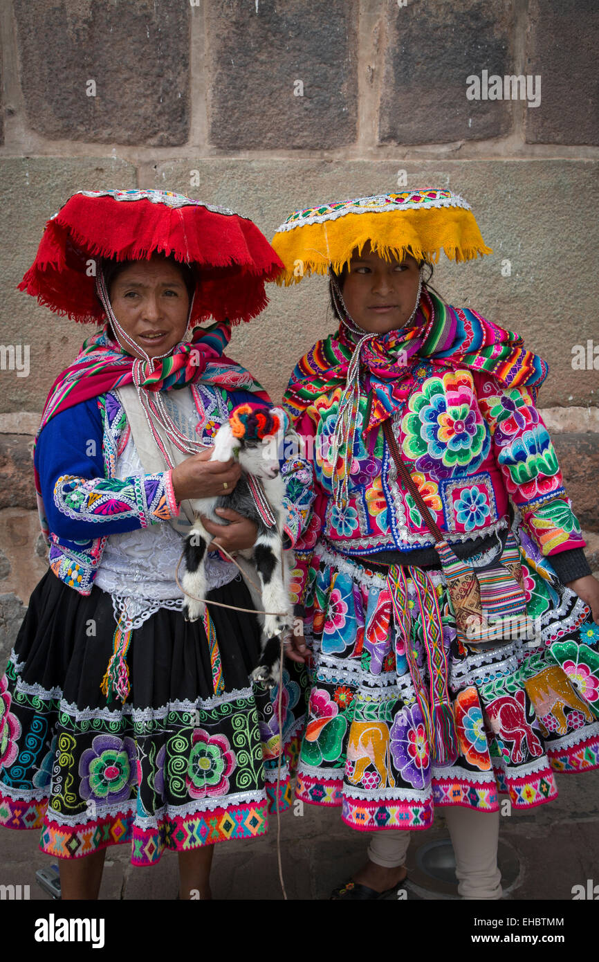 Quechua-Frauen, traditionelle Kleidung, Cusco, Urubamba Provinz, Peru ...