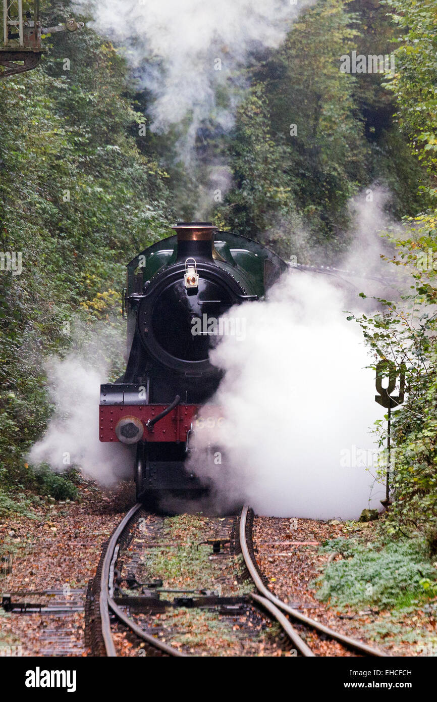 Eine lokomotive zieht einen zug -Fotos und -Bildmaterial in hoher ...