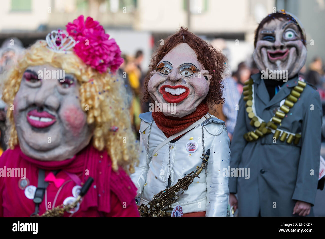 Drei personen mit masken -Fotos und -Bildmaterial in hoher Auflösung ...