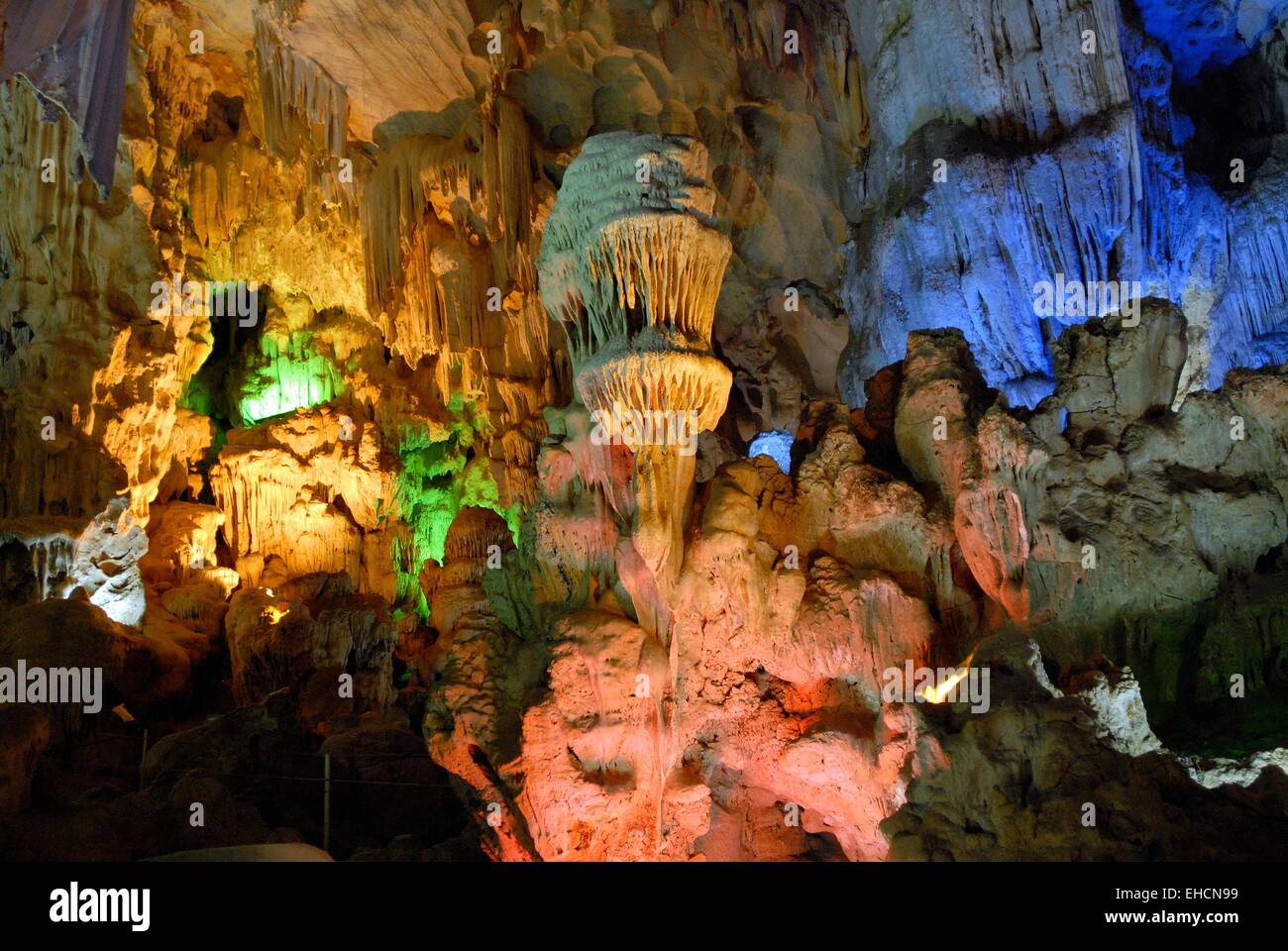 Grotte Hang Sung Sot Grotte Vietnam Stockfotografie - Alamy
