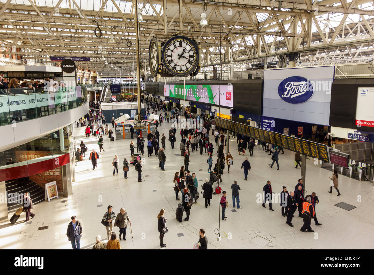 Bahnhof der london waterloo station -Fotos und -Bildmaterial in hoher ...