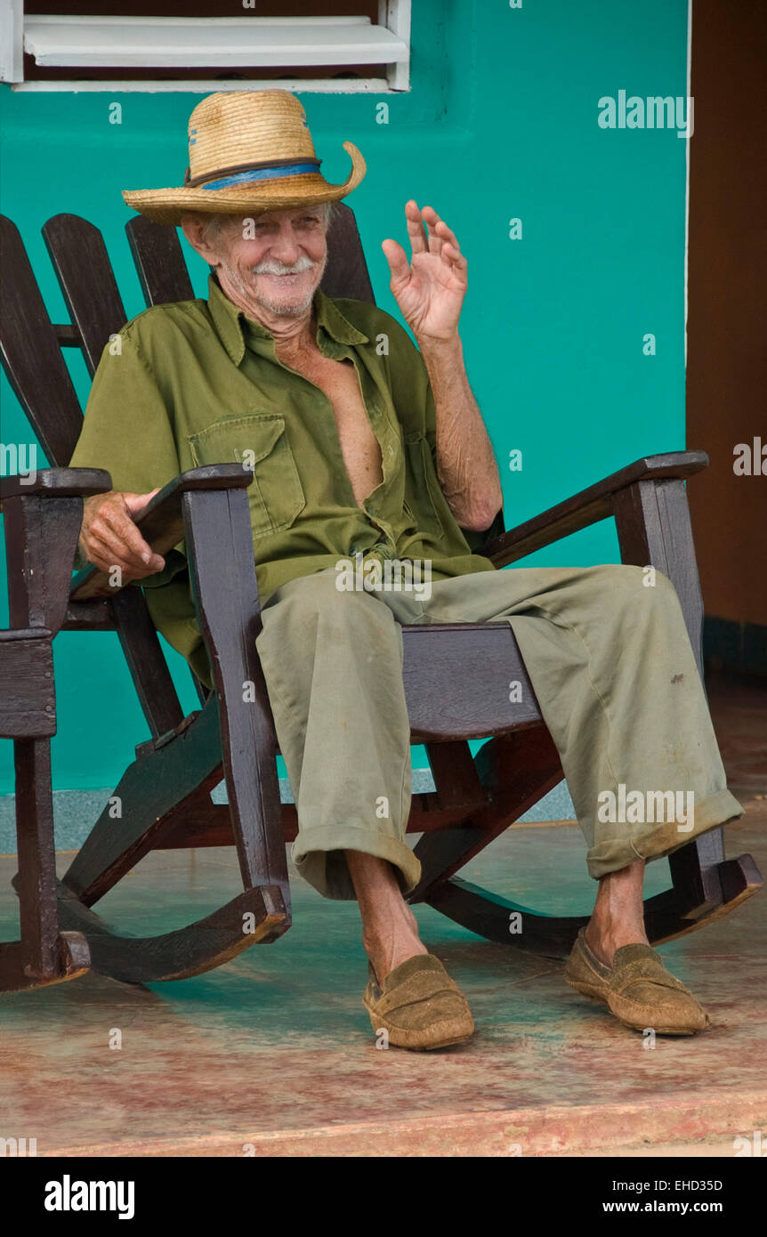 Vertikale Ansicht eines alten kubanischen Mann sitzt auf seiner Veranda ...