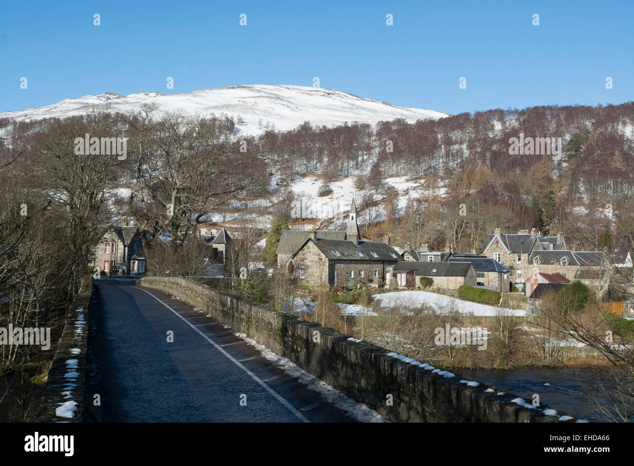 Kinloch Rannoch Dorf von Brücke Morgen mit Schnee Stockfotografie - Alamy