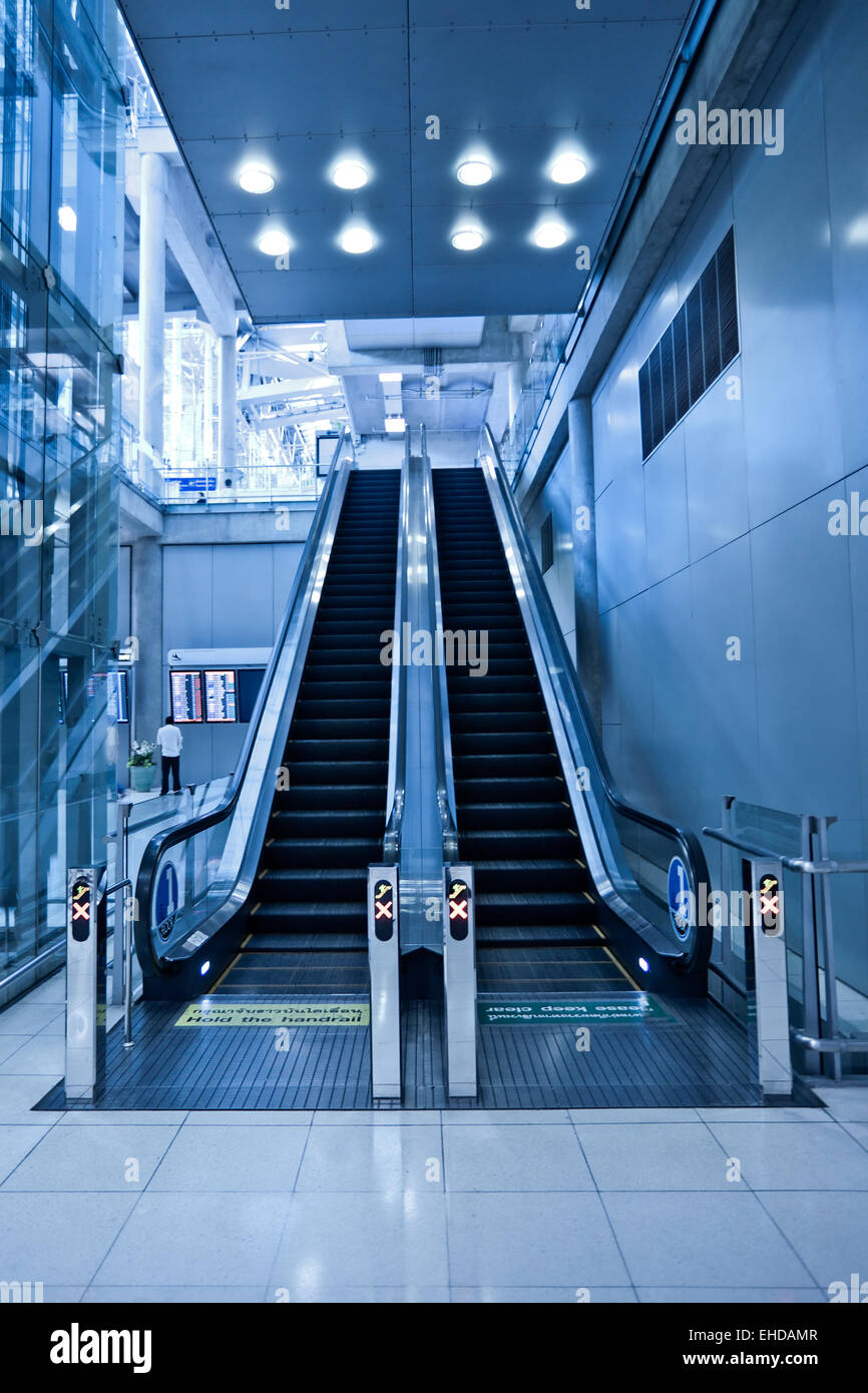Aufzug und rolltreppen -Fotos und -Bildmaterial in hoher Auflösung ...