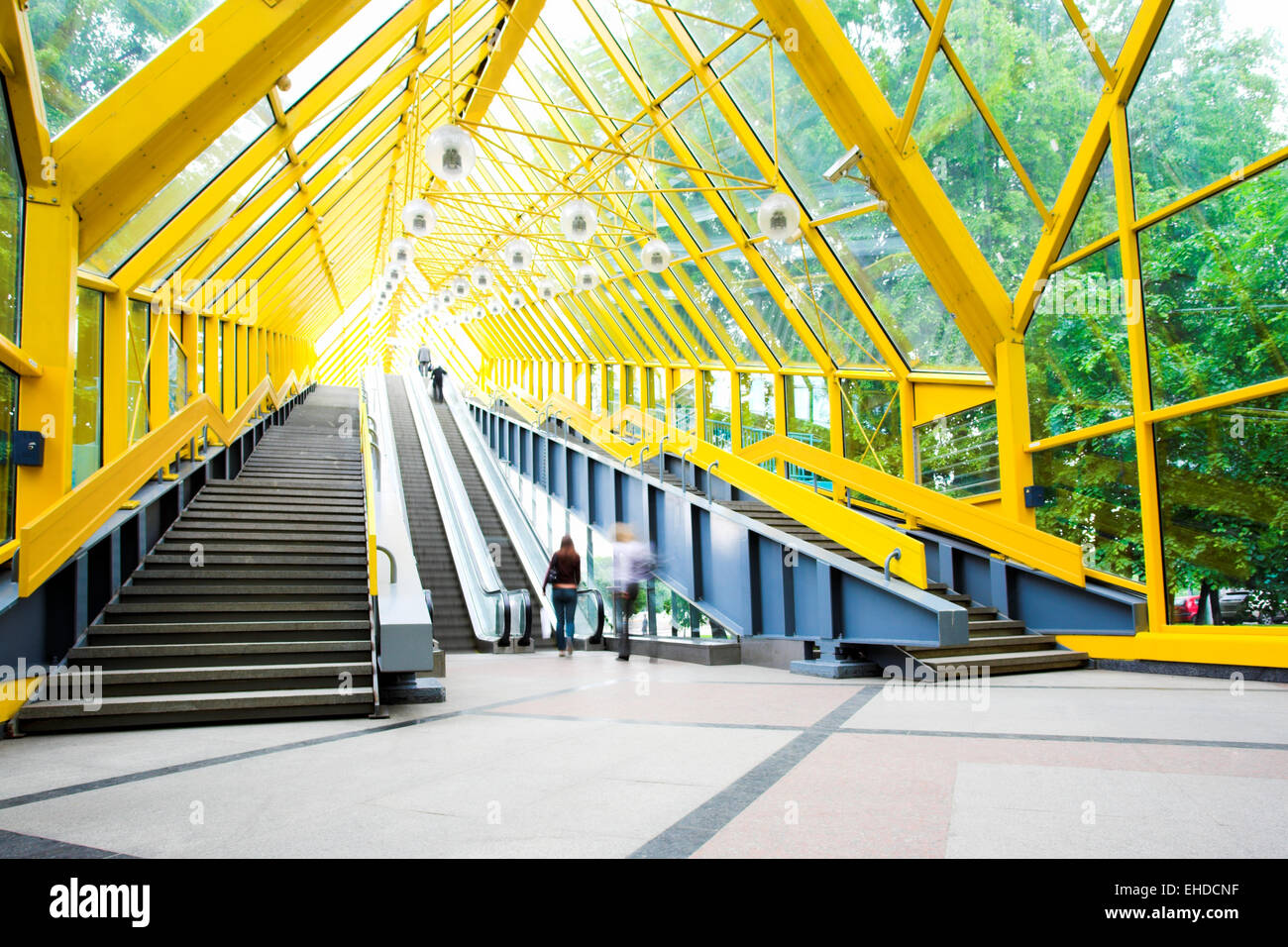 Escalators and stairs -Fotos und -Bildmaterial in hoher Auflösung – Alamy