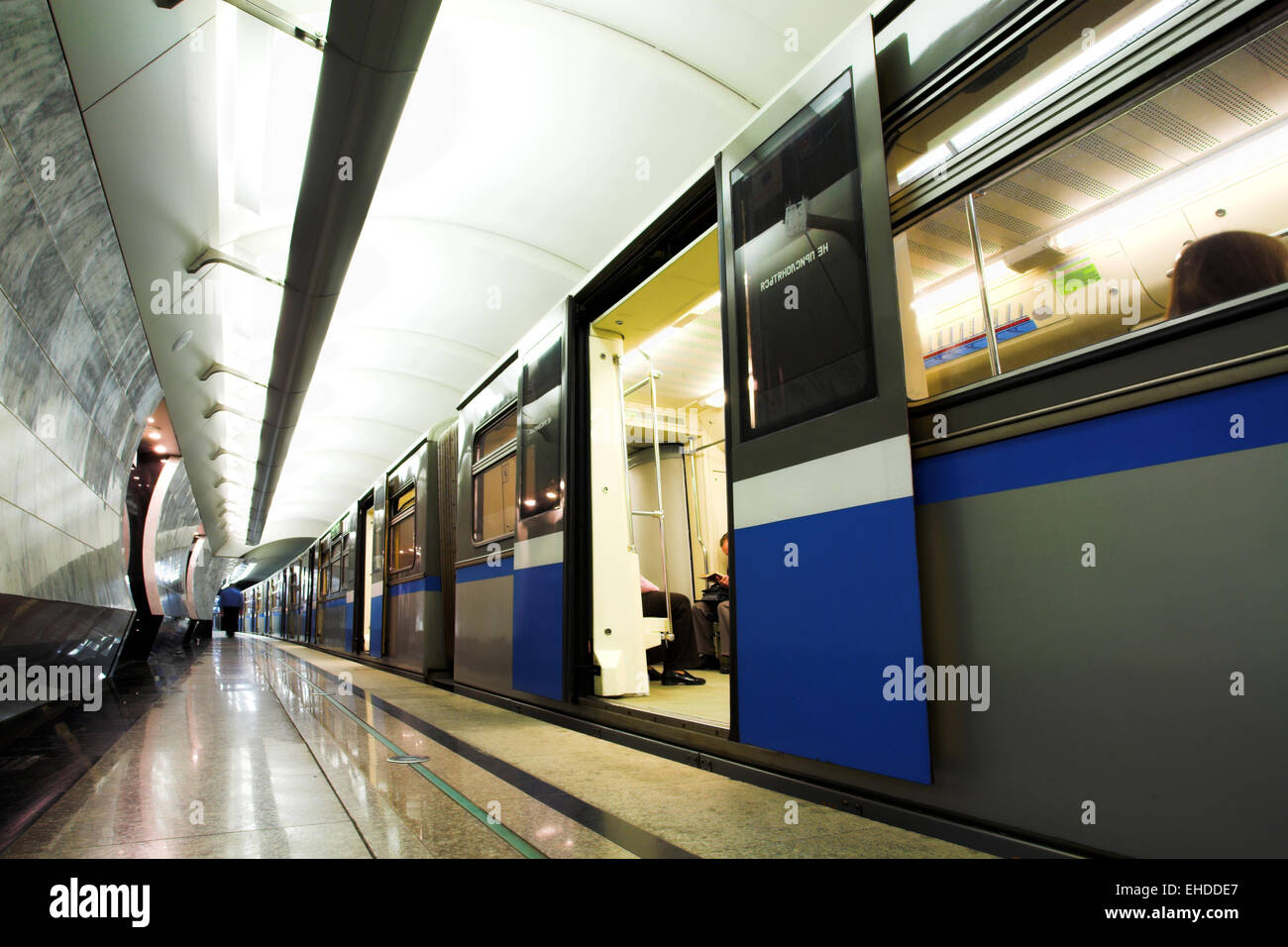 Menschen in der u bahn -Fotos und -Bildmaterial in hoher Auflösung – Alamy