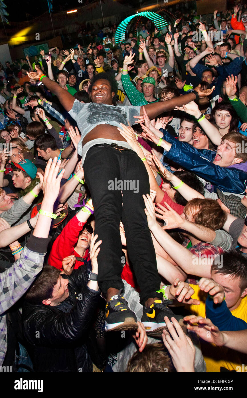 Crowd surfing -Fotos und -Bildmaterial in hoher Auflösung – Alamy