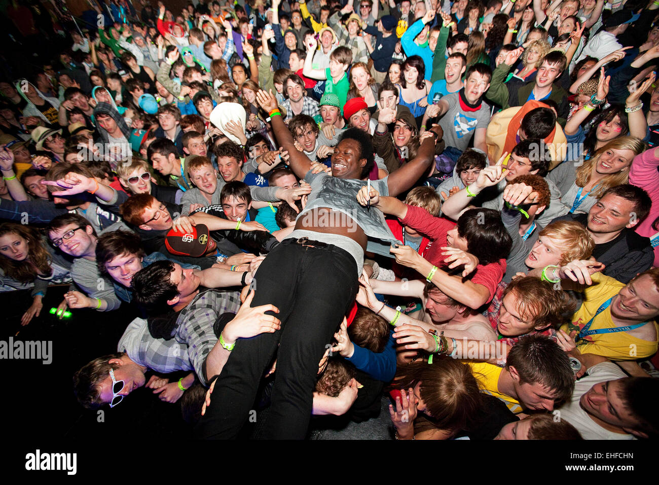 Crowd surfing -Fotos und -Bildmaterial in hoher Auflösung – Alamy