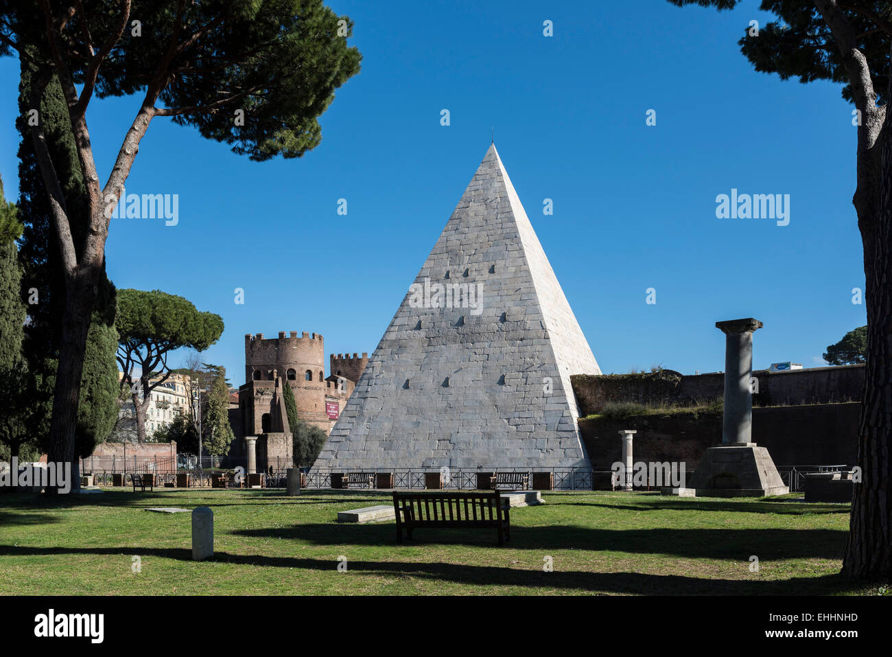 Piramide di caio cestio oder piramide cestia -Fotos und -Bildmaterial ...