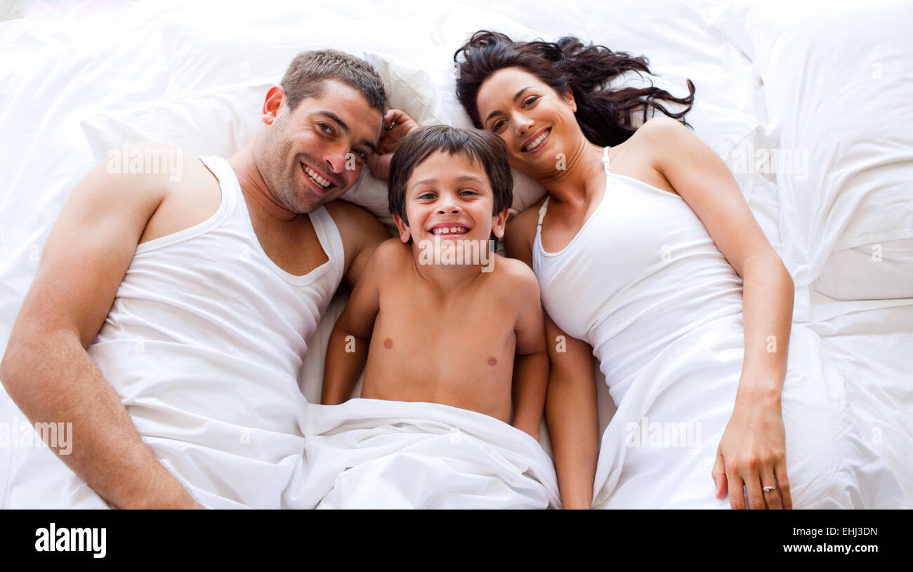 Sohn und papa kuscheln im bett -Fotos und -Bildmaterial in hoher Auflösung – Alamy