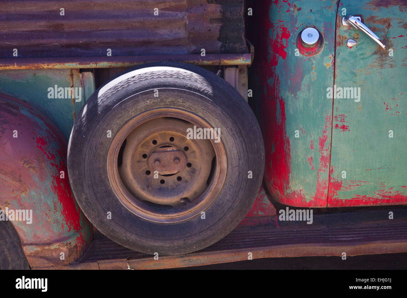 Die Seite von einem alten rostigen Chevrolet 3600-LKW mit einem ...
