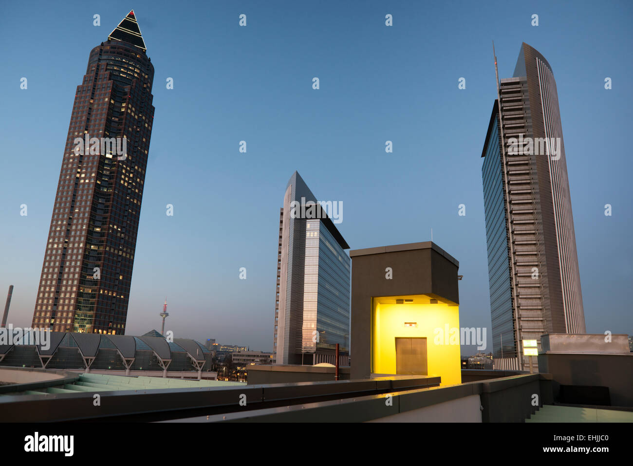 Messeturm nacht -Fotos und -Bildmaterial in hoher Auflösung – Alamy