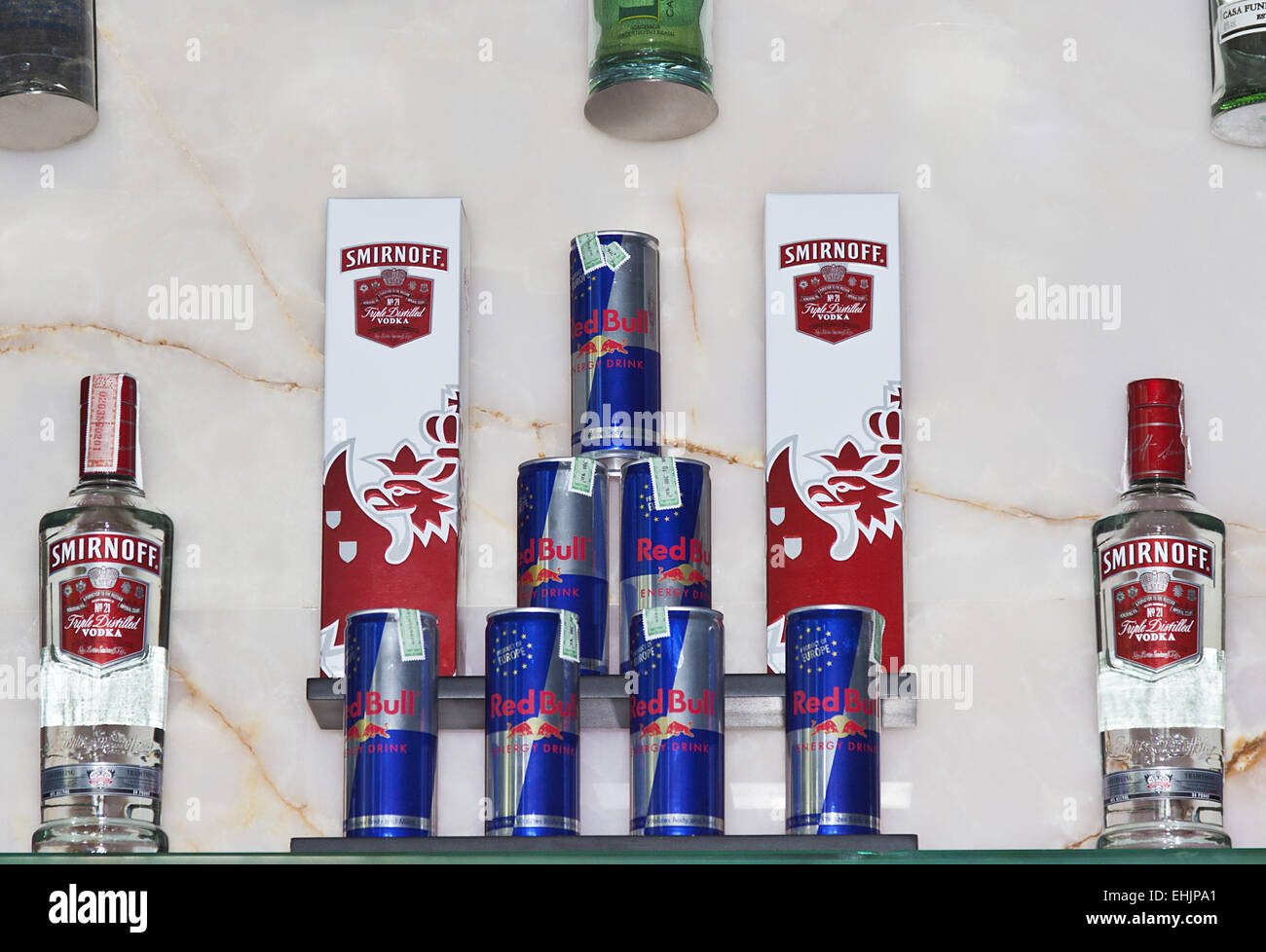 Cans red bull -Fotos und -Bildmaterial in hoher Auflösung – Alamy