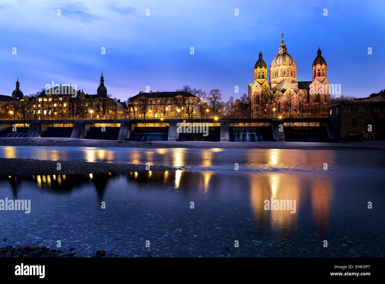 St. Luke Church, ist die größte protestantische Kirche in München ...