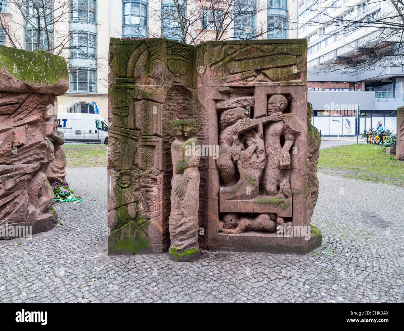 Das Berliner Kriegsdenkmal erinnert an den Protest von arischen Frauen ...