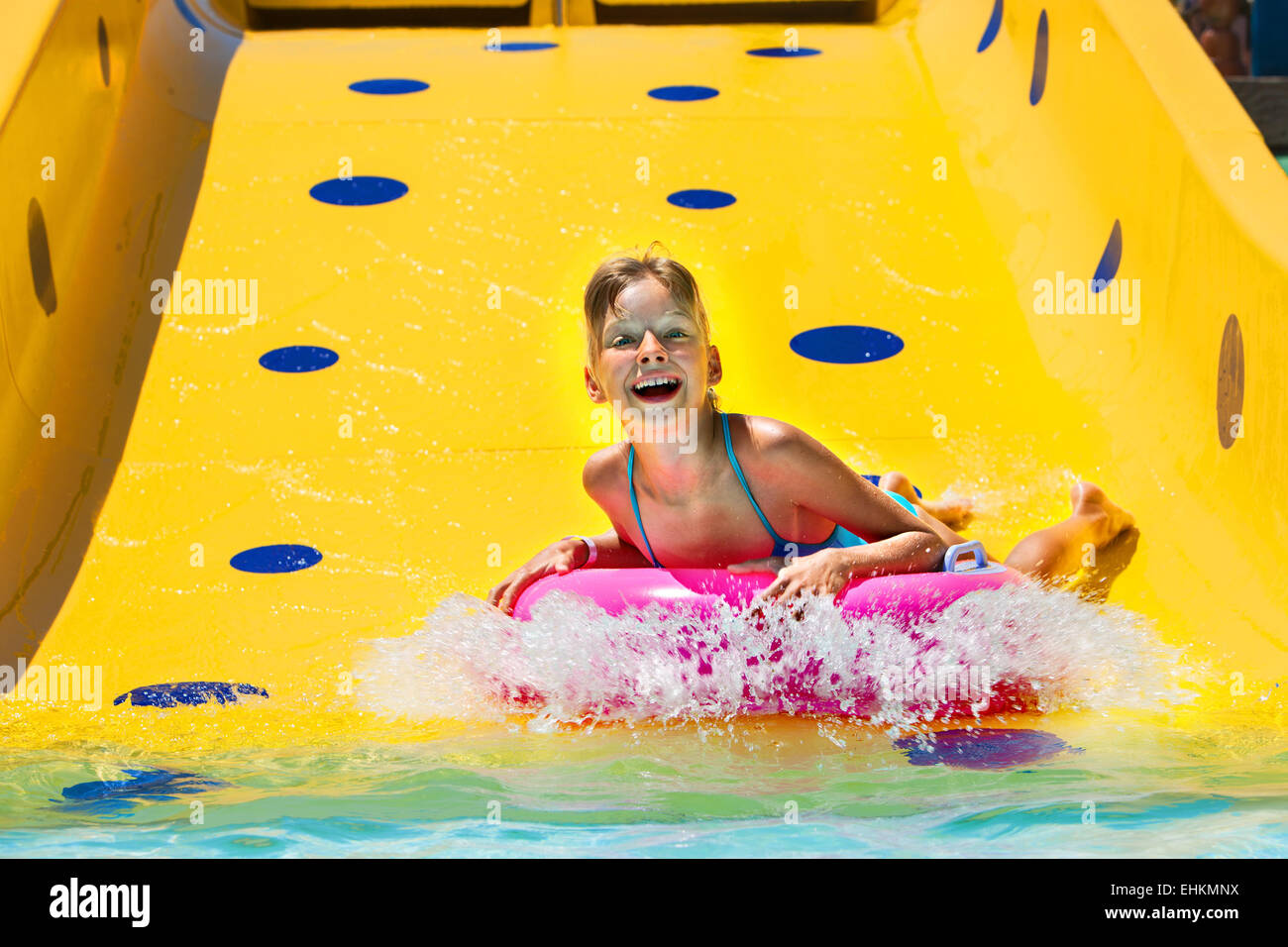Kleine mädchen bikini aquapark -Fotos und -Bildmaterial in hoher ...
