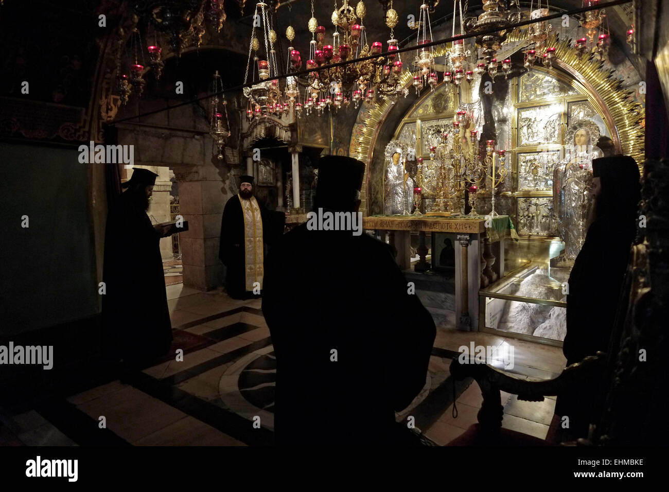 Griechisch-orthodoxen Priester im Rahmen einer Masse Prozession vor dem Altar der Kreuzigung auf ...