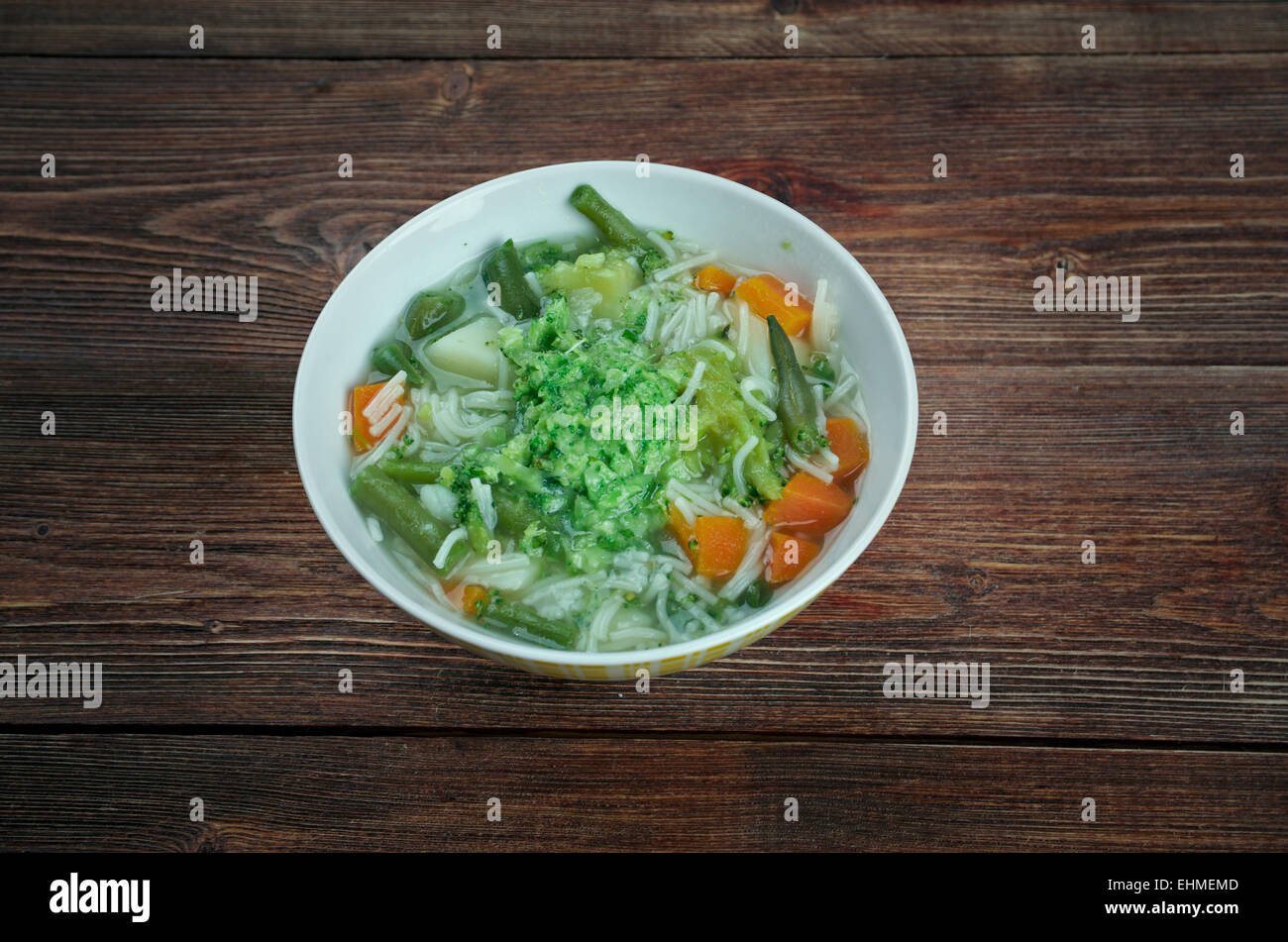 Minestrone Alla Genovese - italienische Suppe mit Pasta und pesto ...