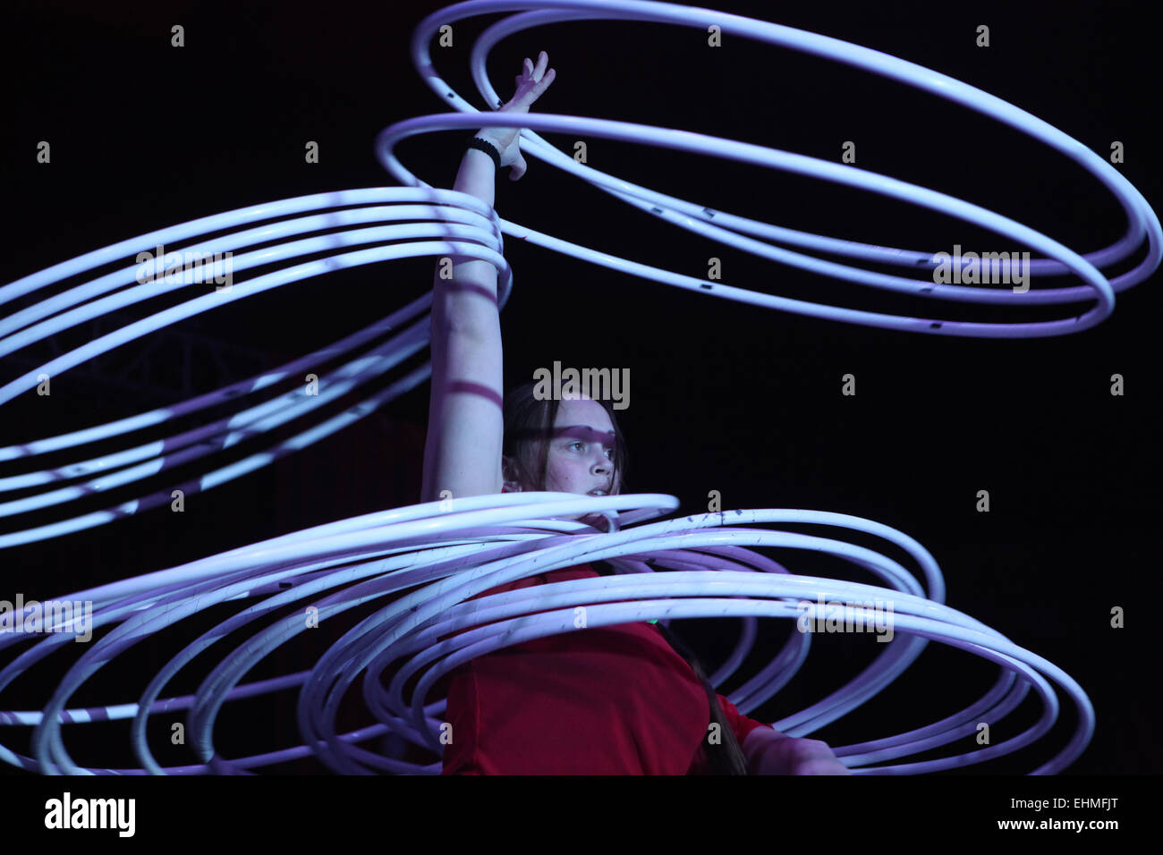 Hula Hoop Jongleur Alexandra Soboleva (Ukraine) führt, während eine ...