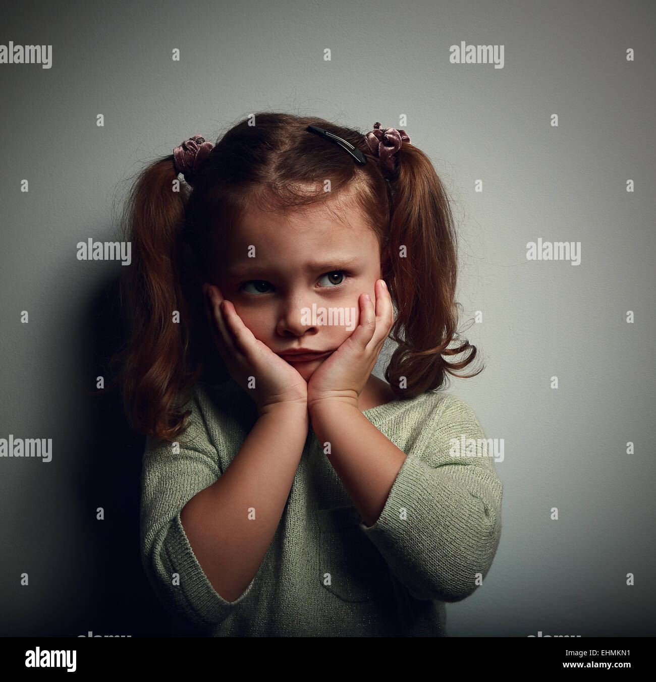 Scared kid -Fotos und -Bildmaterial in hoher Auflösung – Alamy
