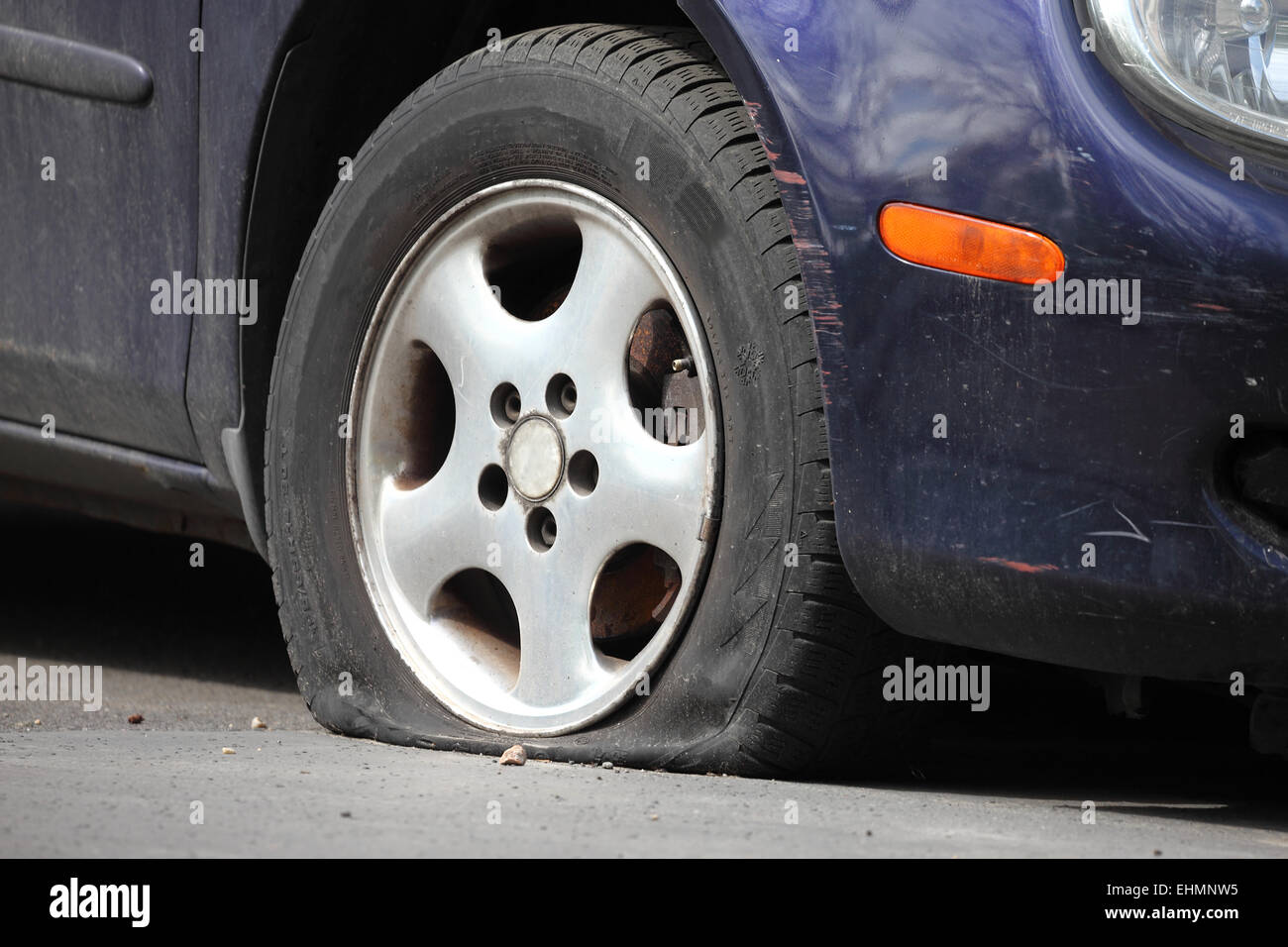 Platten reifen des autos -Fotos und -Bildmaterial in hoher Auflösung ...