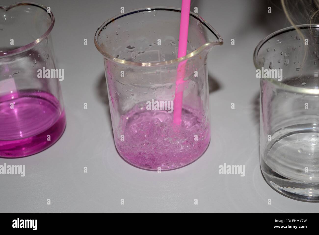 Chemie experiment -Fotos und -Bildmaterial in hoher Auflösung – Alamy