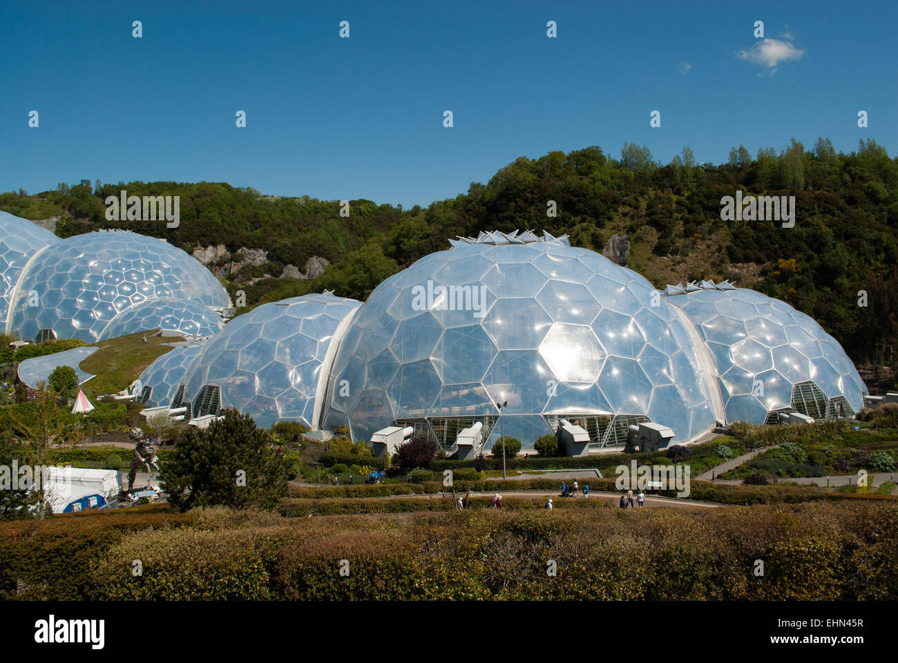 Eden Project Biome mit Landschaft Stockfotografie - Alamy