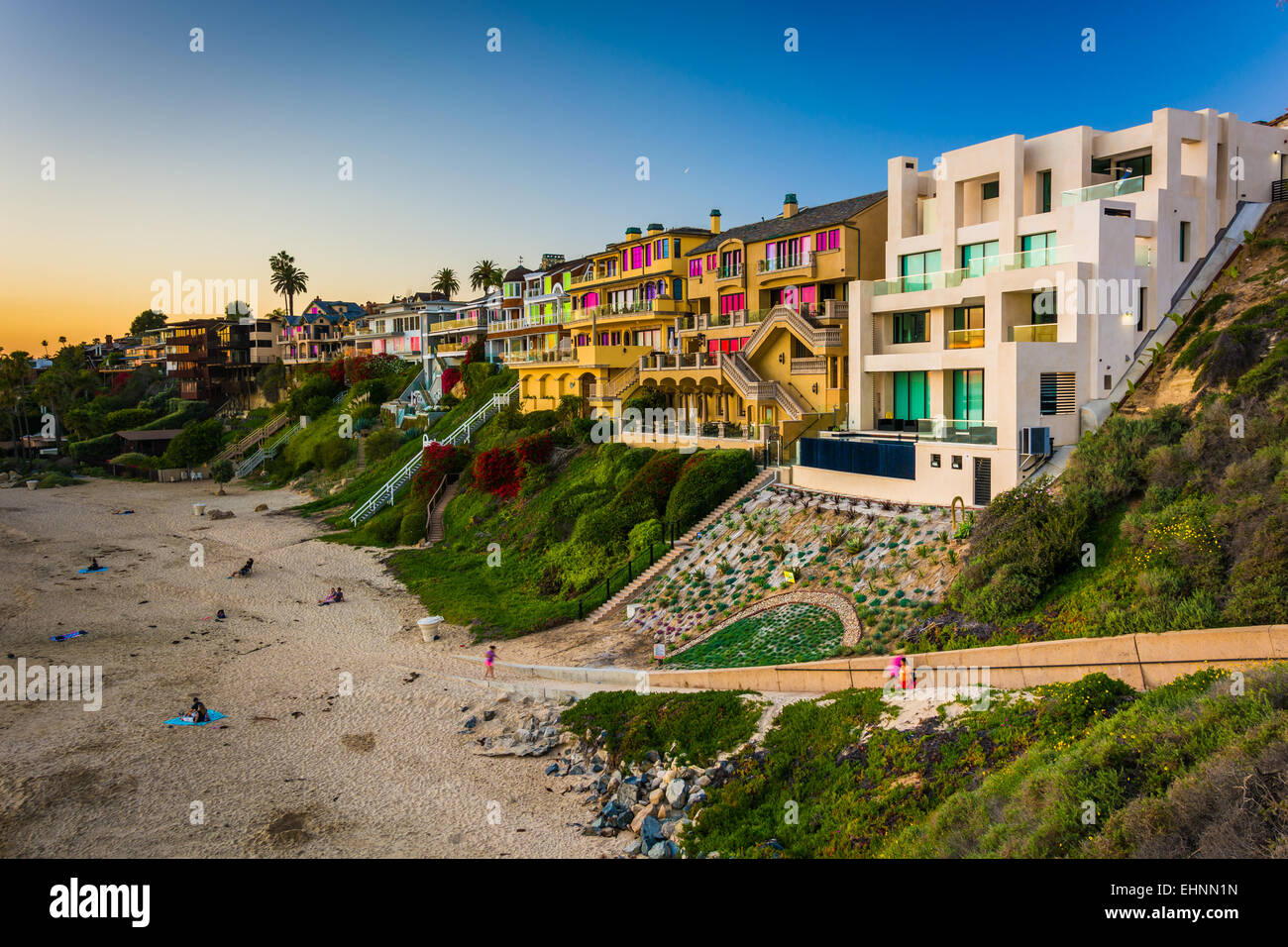 Häuser auf den Klippen über dem Corona Del Mar State Beach, gesehen vom ...