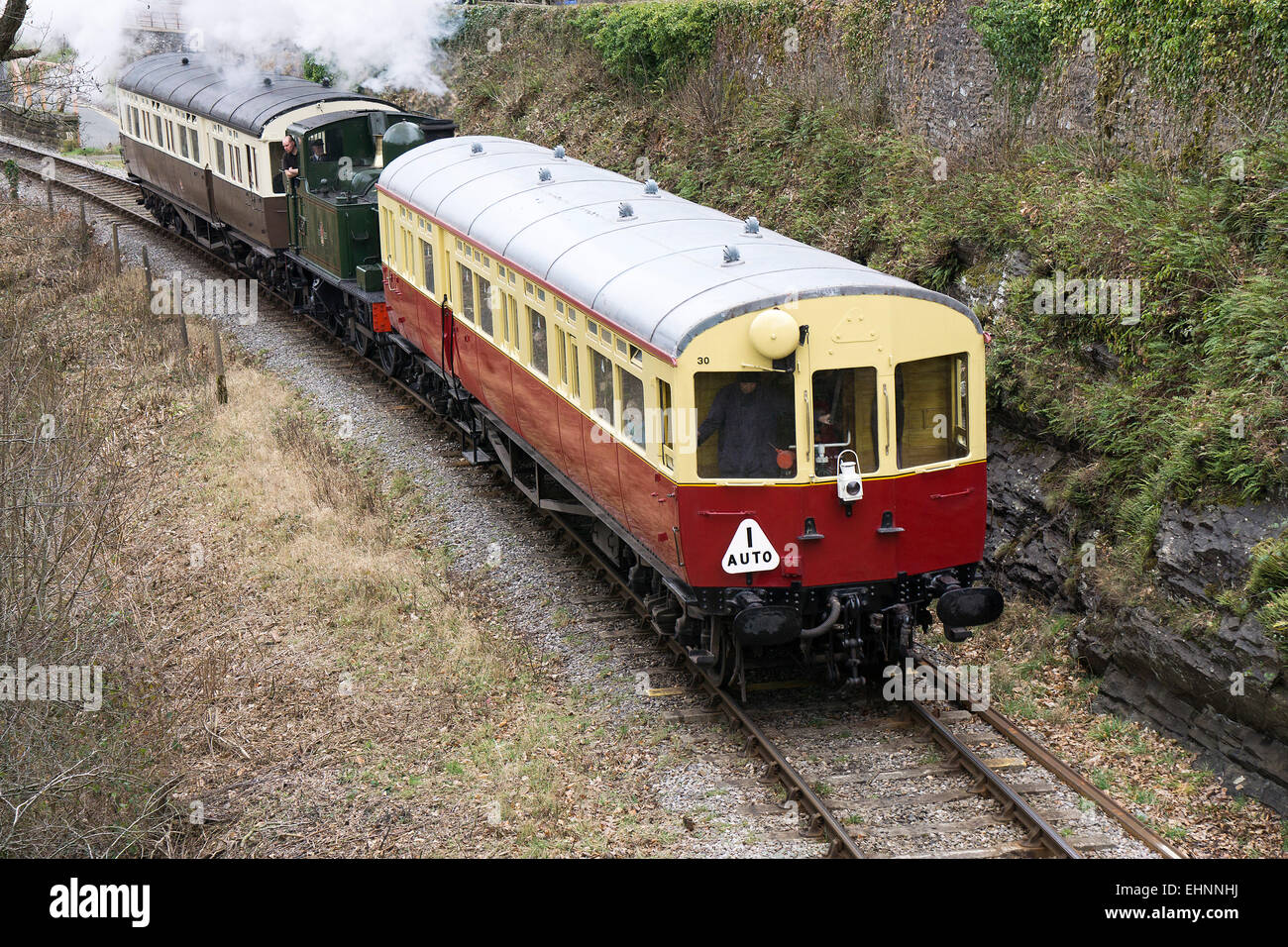 Oldtimer Auto Zug verläßt Carrog Station auf der Llangollen railway ...