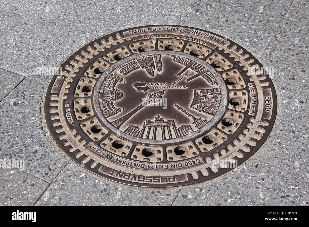 Kanaldeckel abflussdeckel -Fotos und -Bildmaterial in hoher Auflösung ...