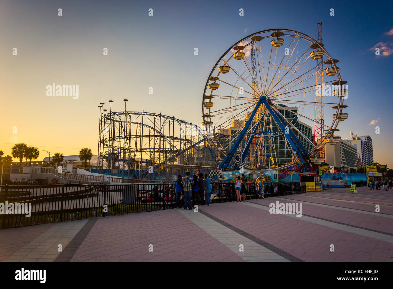 Riesenrad und Achterbahn entlang der Promenade in Daytona Beach ...
