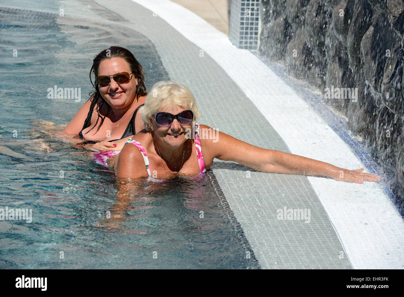 Mutter tochter bikini -Fotos und -Bildmaterial in hoher Auflösung – Alamy