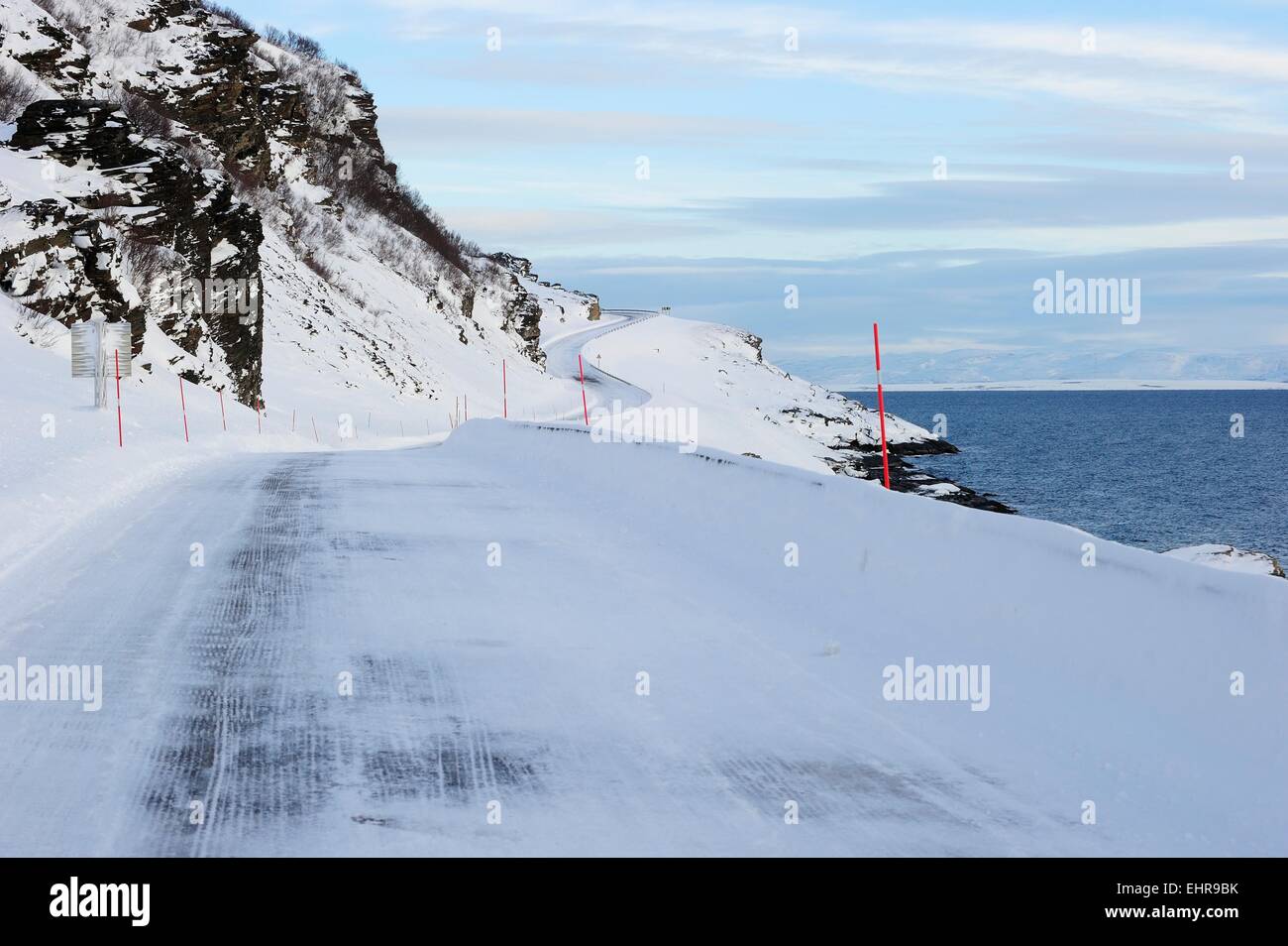 Der verschneite Hauptstraße E69 auf Porsangerfjord, Grafschaft von ...