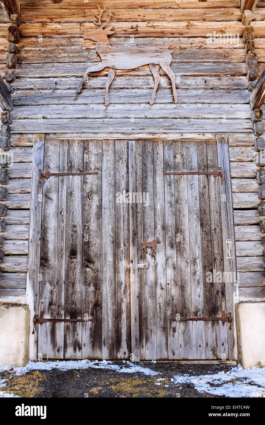 Alte hölzerne Scheunentor, Pinzgau, Tirol, Österreich Stockfotografie ...