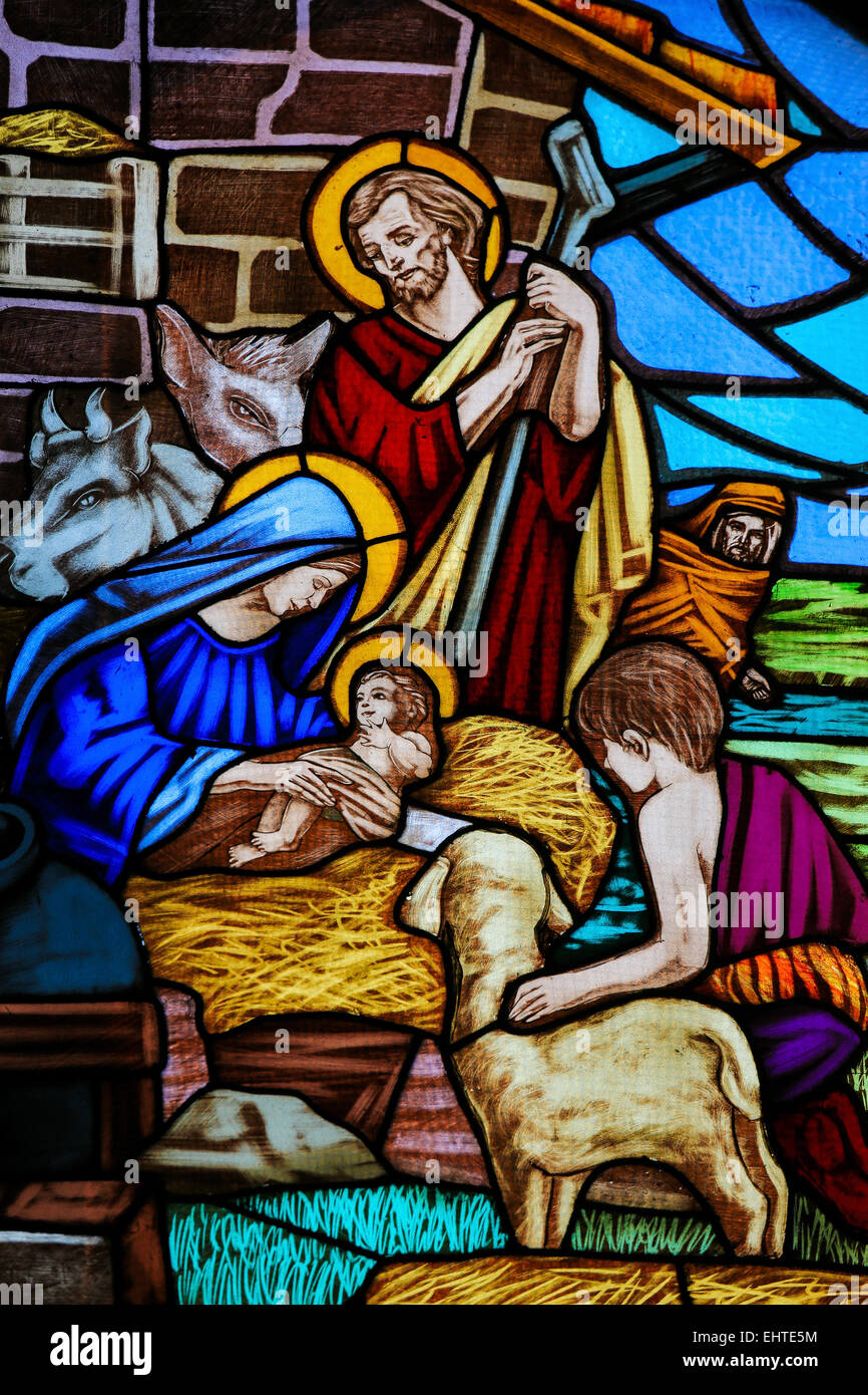Glasmalerei-Fenster Darstellung eine Krippe und die Anbetung der Hirten in der Kirche ...