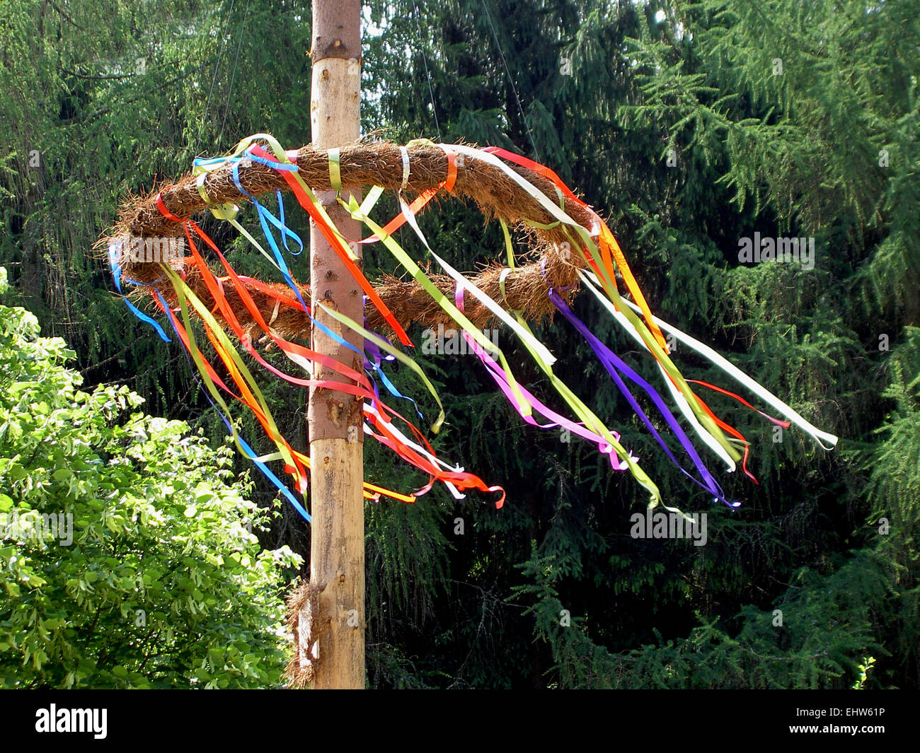 Maibaum kranz -Fotos und -Bildmaterial in hoher Auflösung – Alamy