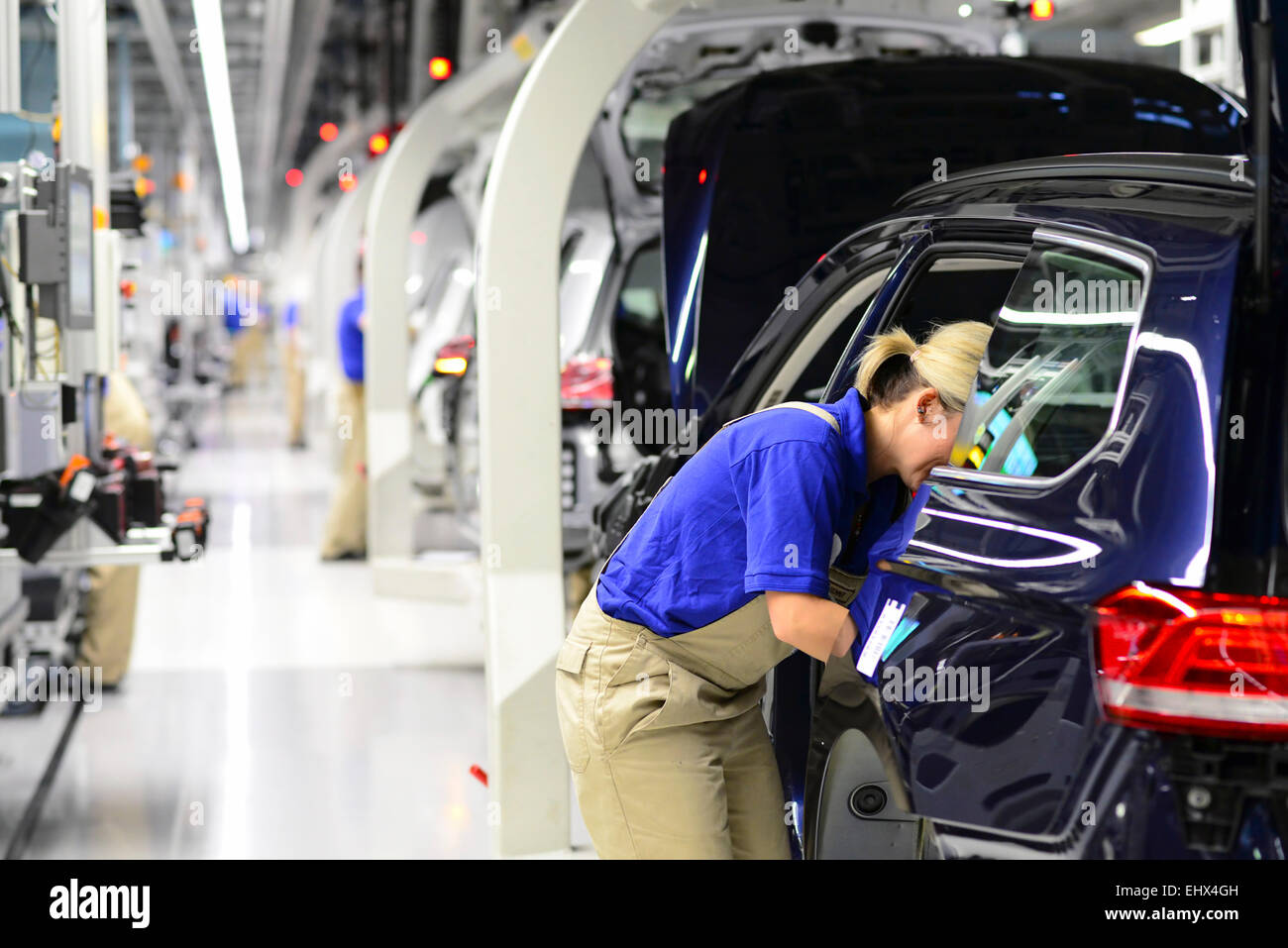 Produktion von VW Autos in einer Fabrik, Arbeiter Installation ...