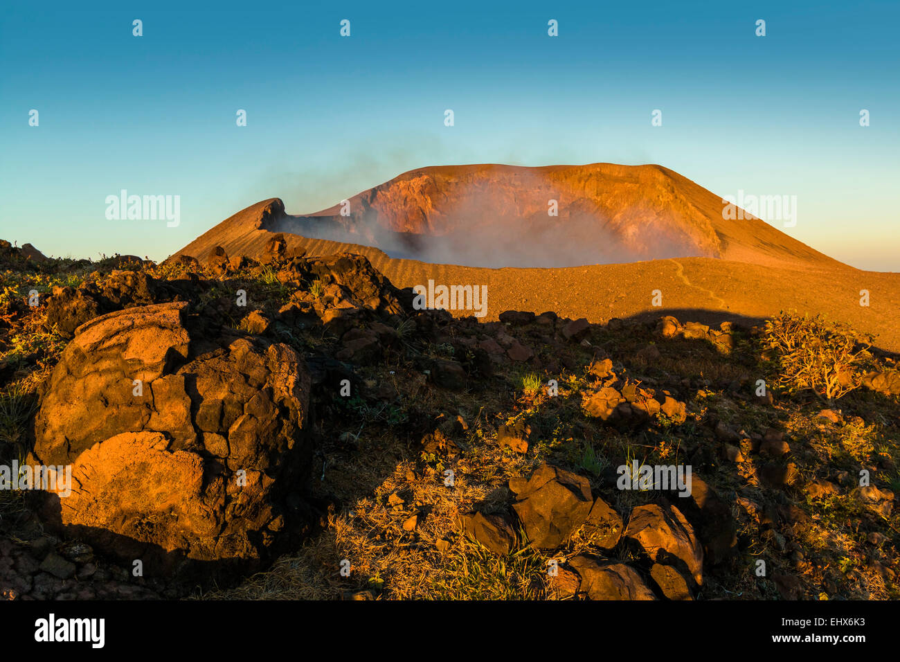 Lava-Bomben & Rauchen 700m breiten Krater des aktiven Volcan Telica ...