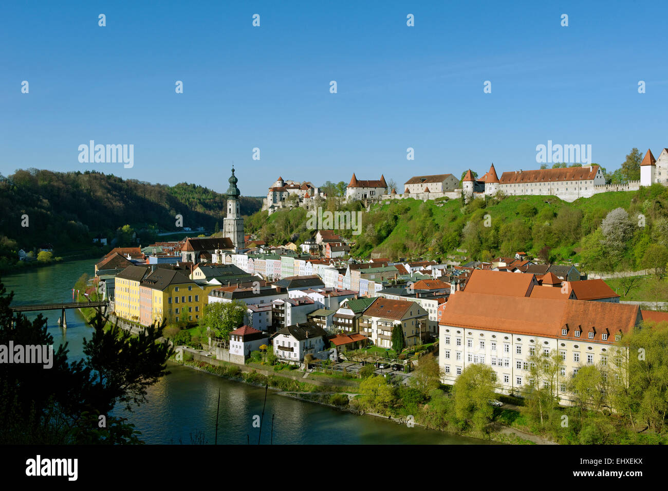 Deutschland, Bayern, Burghausen, Altstadt mit Pfarrkirche St. Jakob und ...