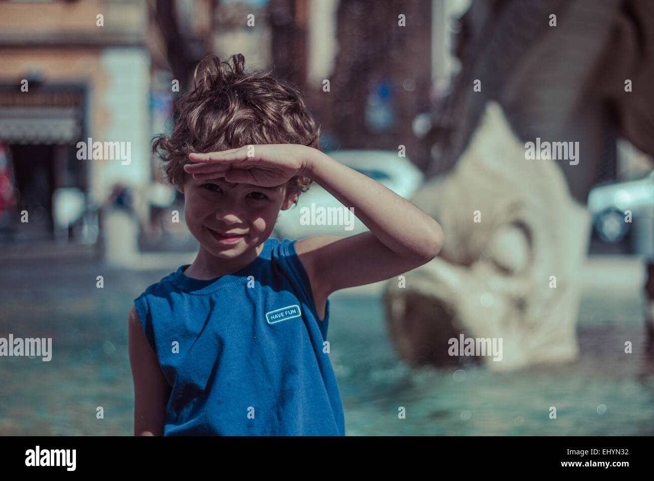 Sie hielt ihre hand an ihre stirn -Fotos und -Bildmaterial in hoher ...