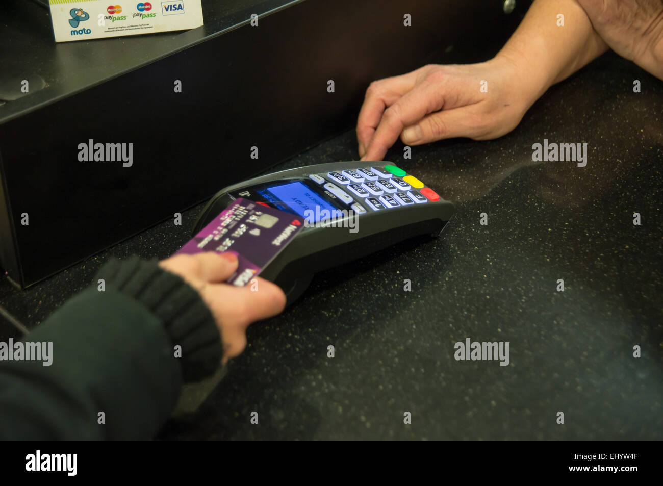 Bezahlen mit debitkarte -Fotos und -Bildmaterial in hoher Auflösung – Alamy