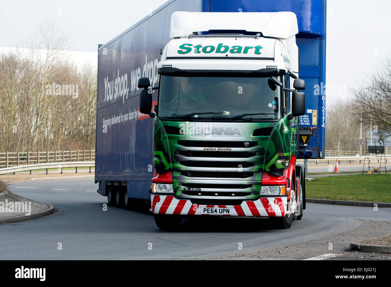 Stobart Scania LKW mit einem Anhänger Tesco DIRFT, Daventry ...