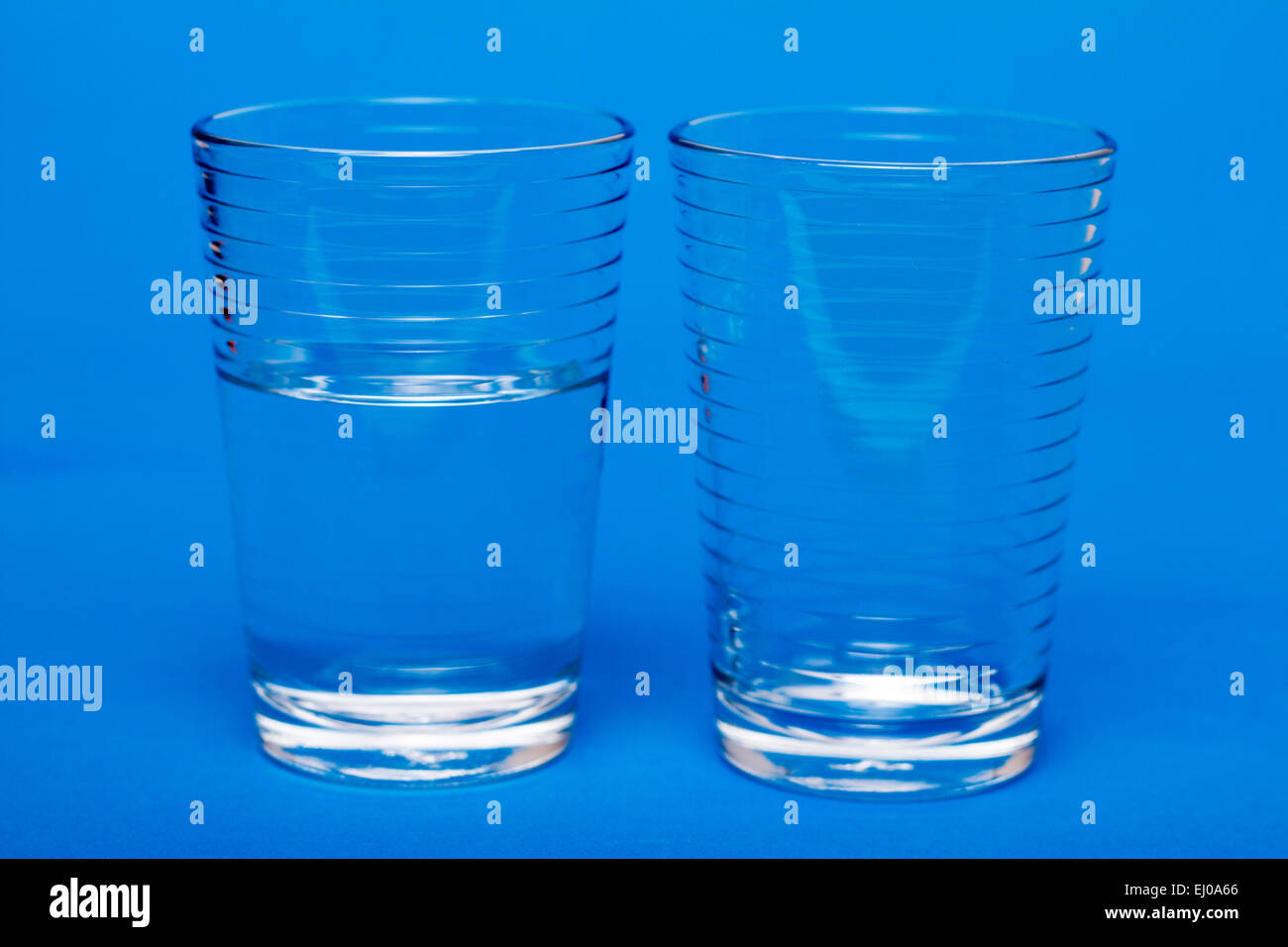 Glas Halb Voll Wasser Stockfotos und -bilder Kaufen - Alamy