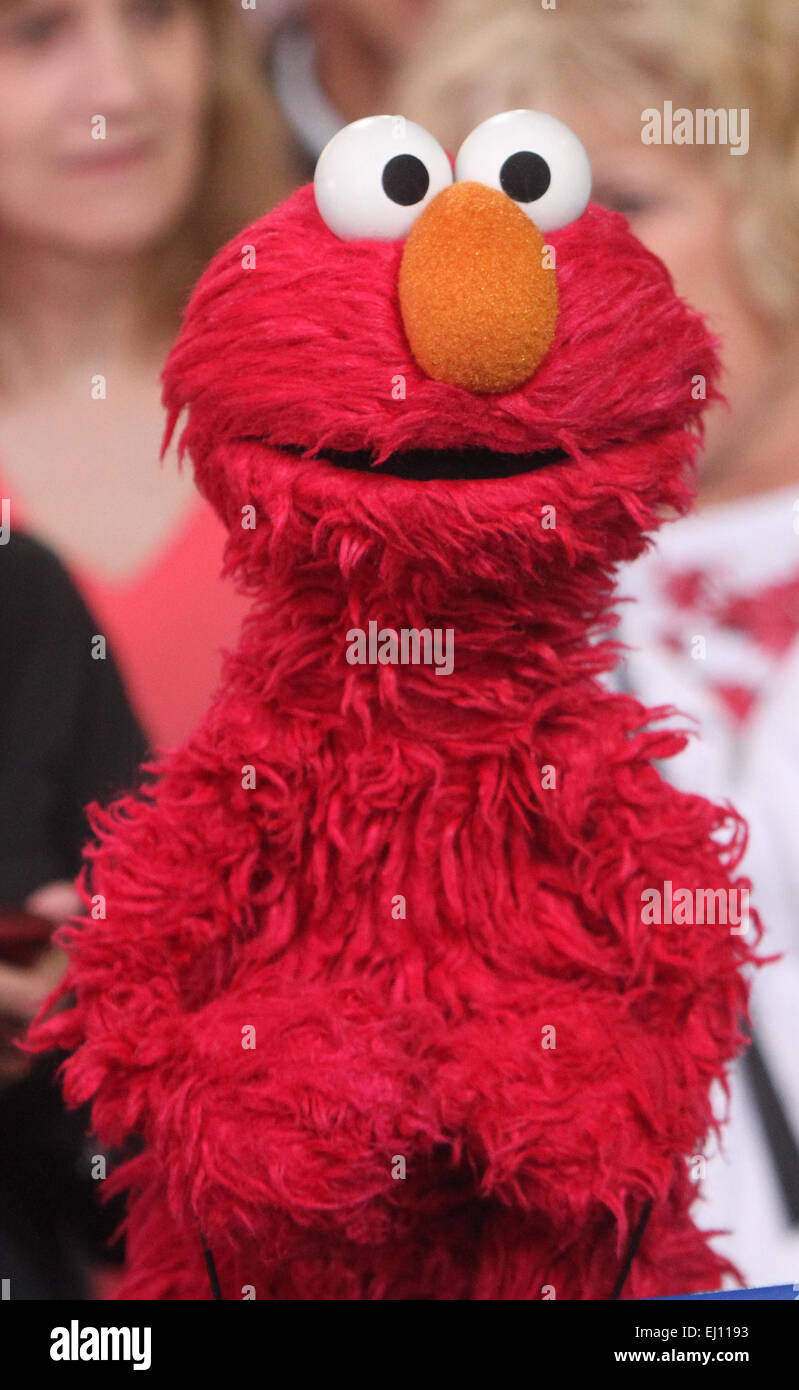 Meteorologe Rob Marciano ist zusammen mit Figuren der Sesamstraße Elmo ...